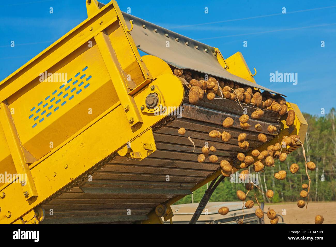 Loading potatoes during harvest, close-up of a dividing machine Stock ...