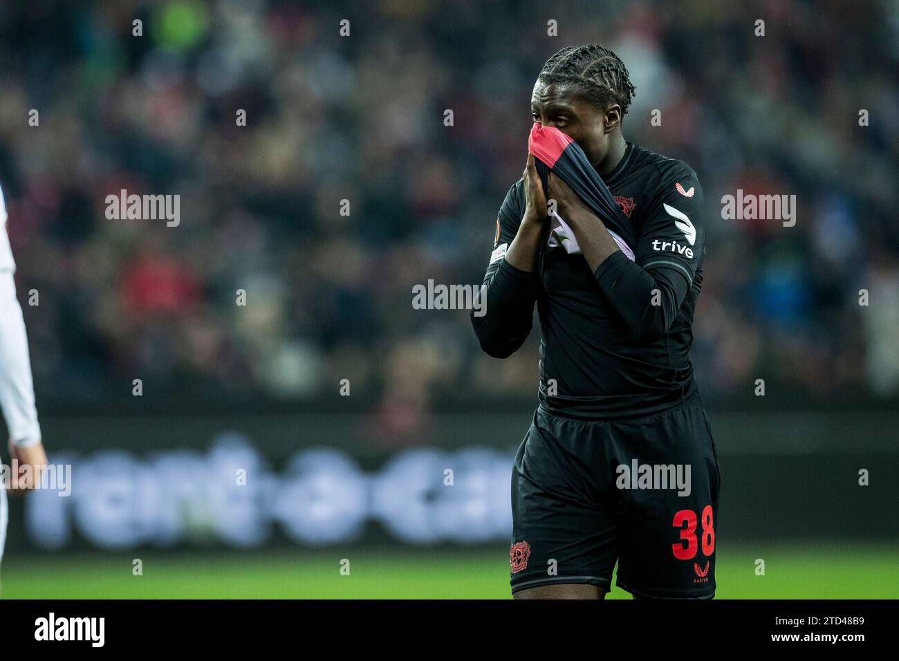 Ken Izekor (Bayer 04 Leverkusen, #38) wischt sich das Gesicht mit dem ...