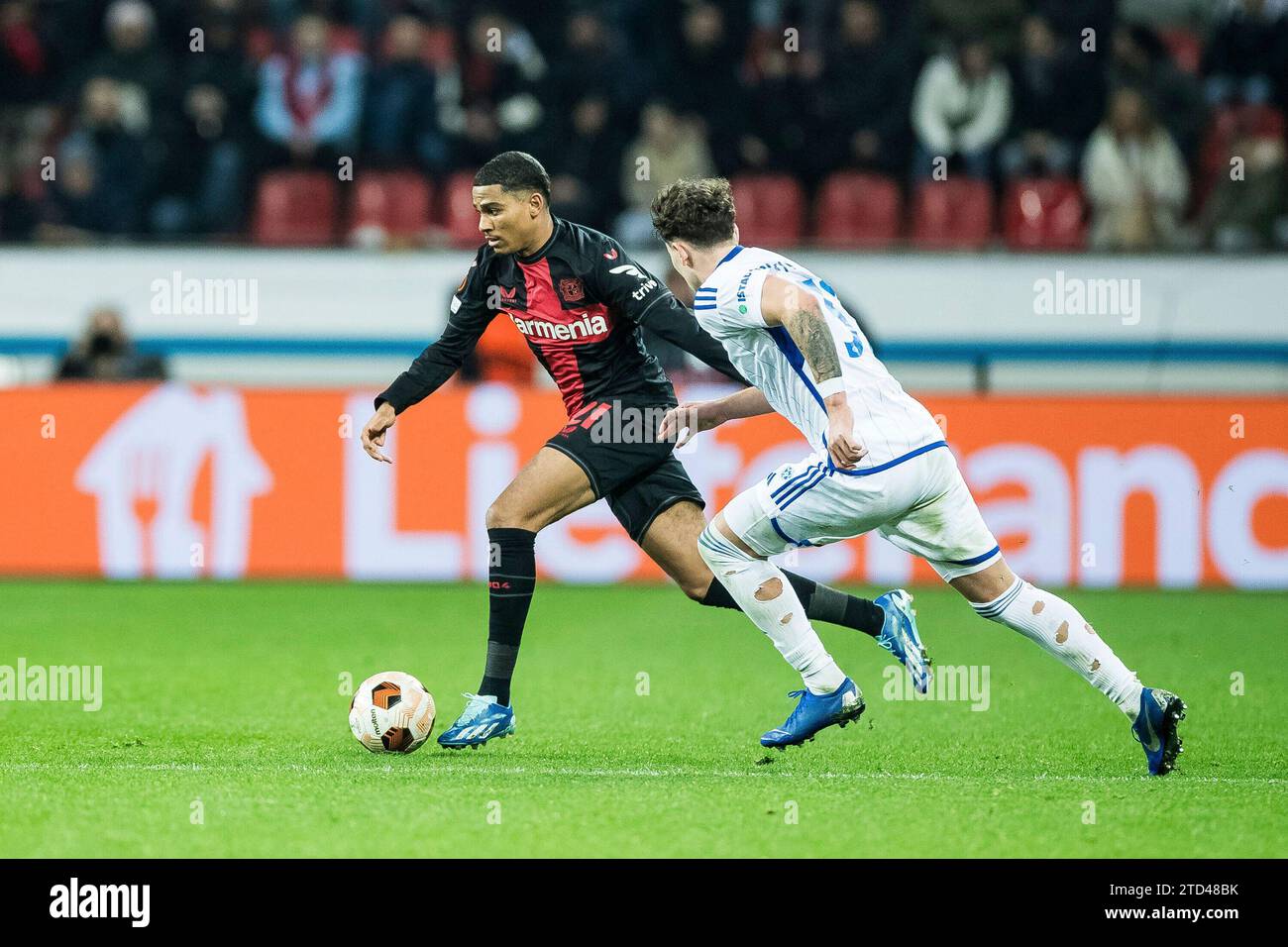 Zweikampf Amine Adli (Bayer 04 Leverkusen, #21), Mathias Fjortoft Lovik ...