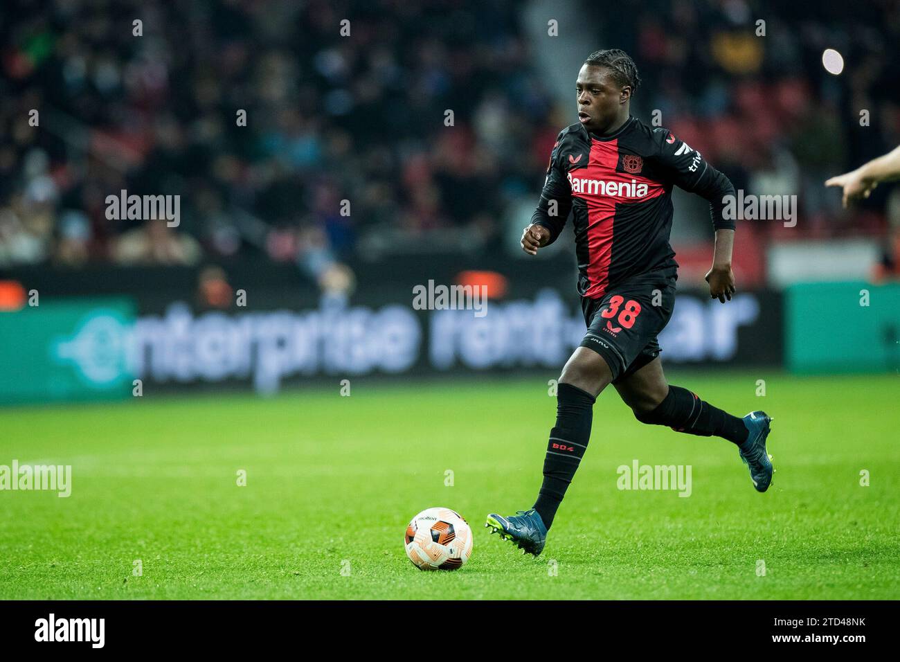 Ken Izekor (Bayer 04 Leverkusen, #38) am Ball UEFA Europa League 6 ...