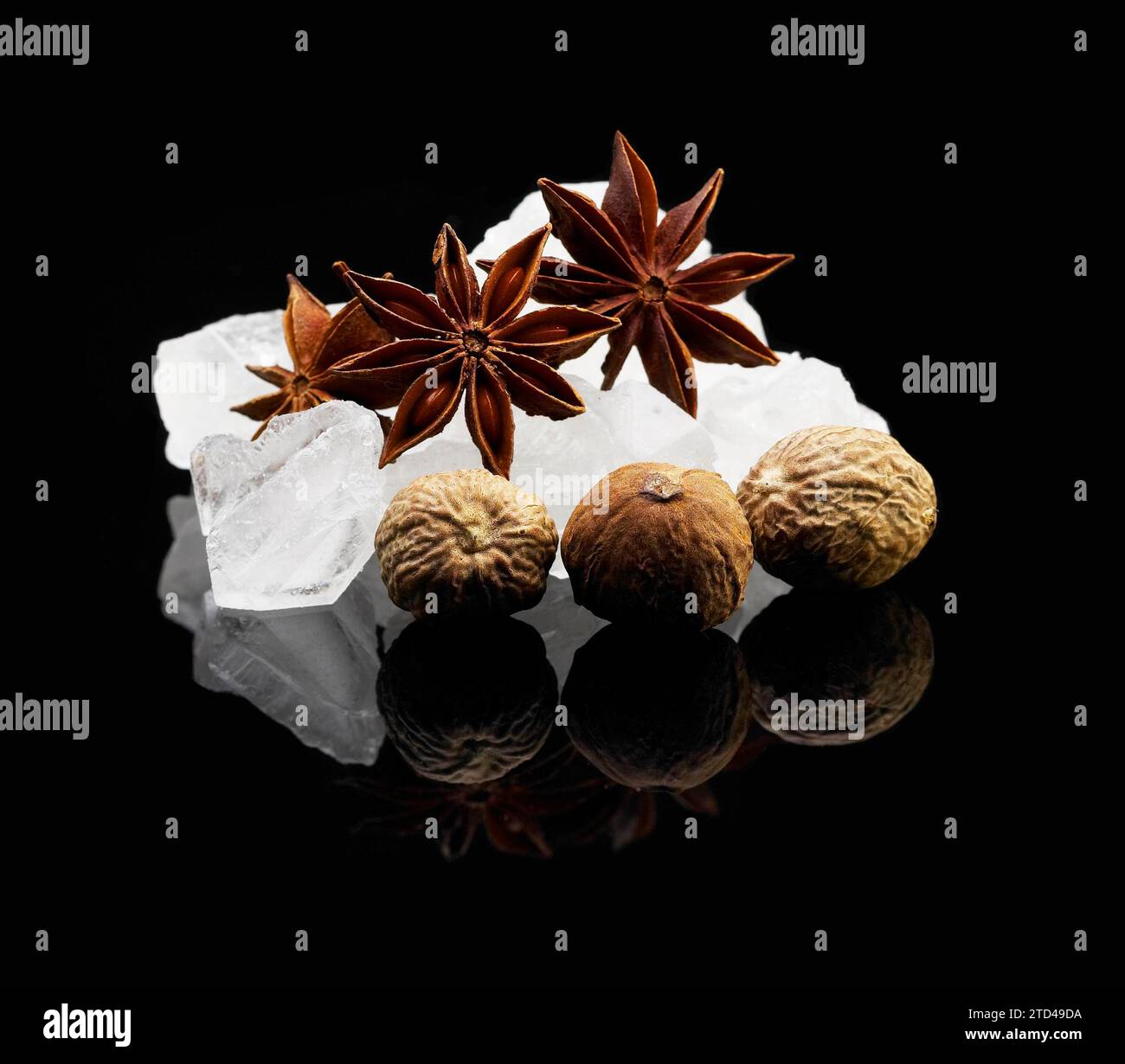 Crystal sugar over black reflective surface background Stock Photo - Alamy