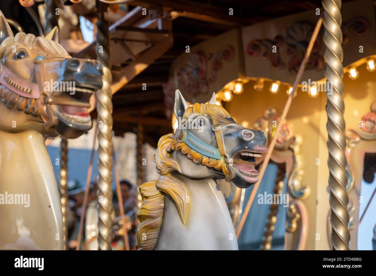 Reiten auf karussellpferd hi-res stock photography and images - Alamy