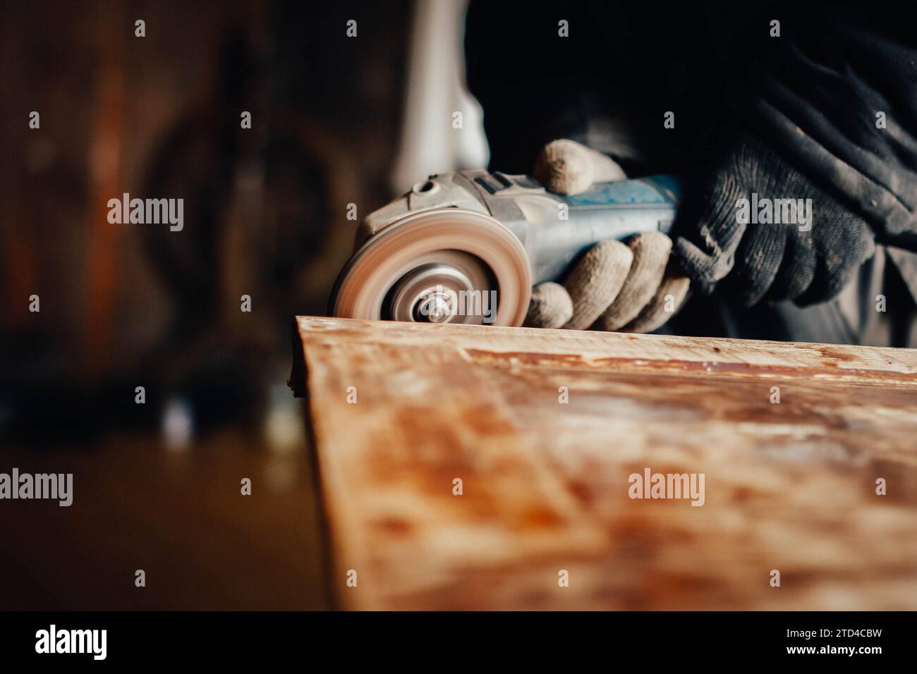 Grinding with an electric wood grinder, restoration of solid wood ...