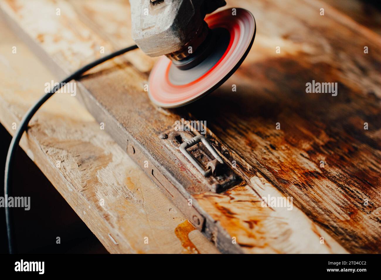 Grinding with an electric wood grinder, restoration of solid wood ...