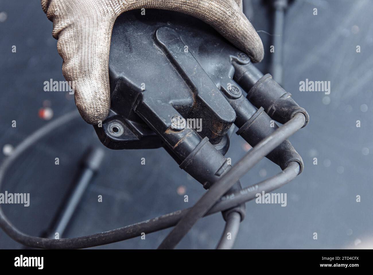 Engine ignition system distributor and high-voltage ignition cable ...