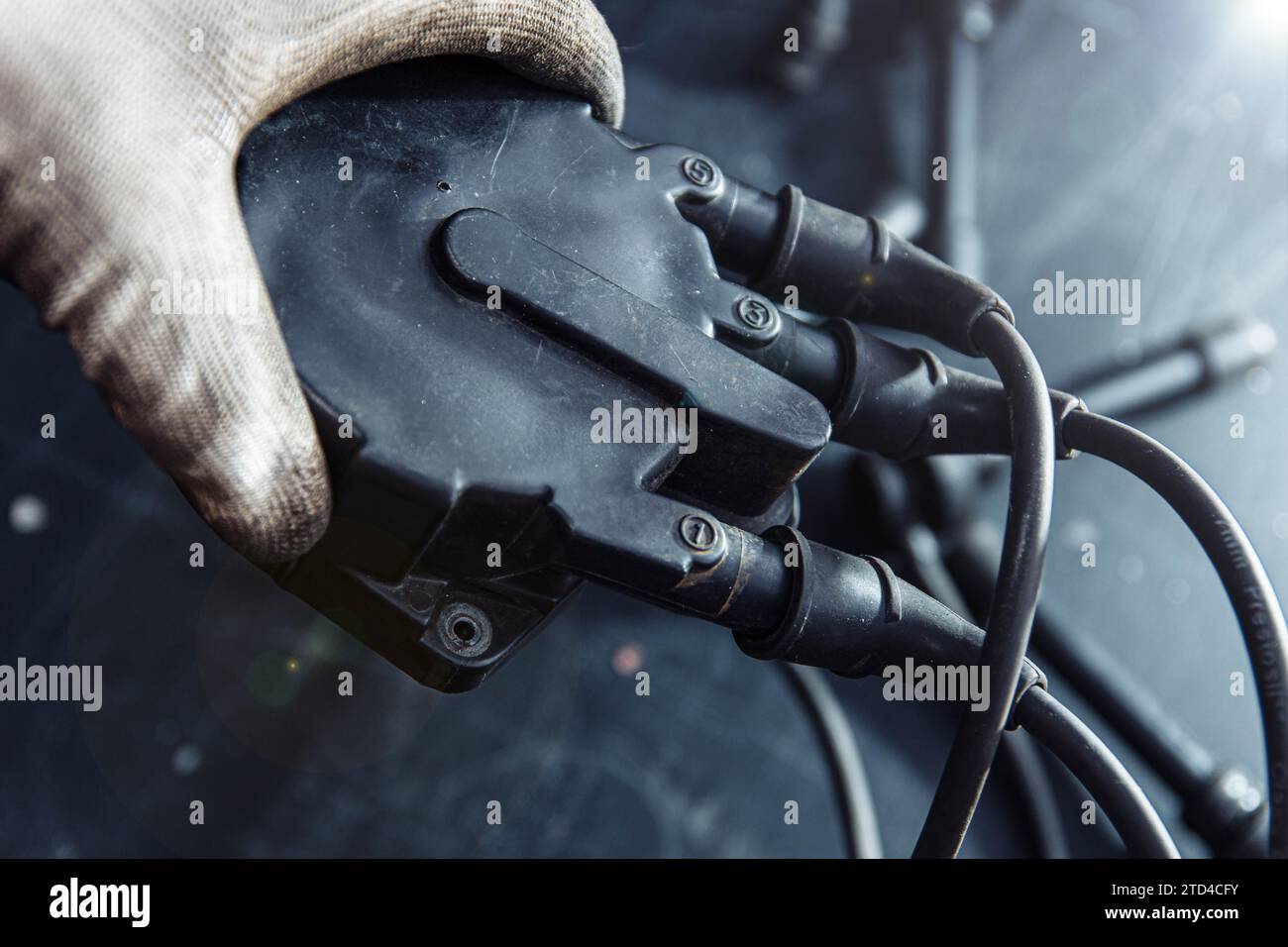 Engine ignition system distributor and high-voltage ignition cable ...