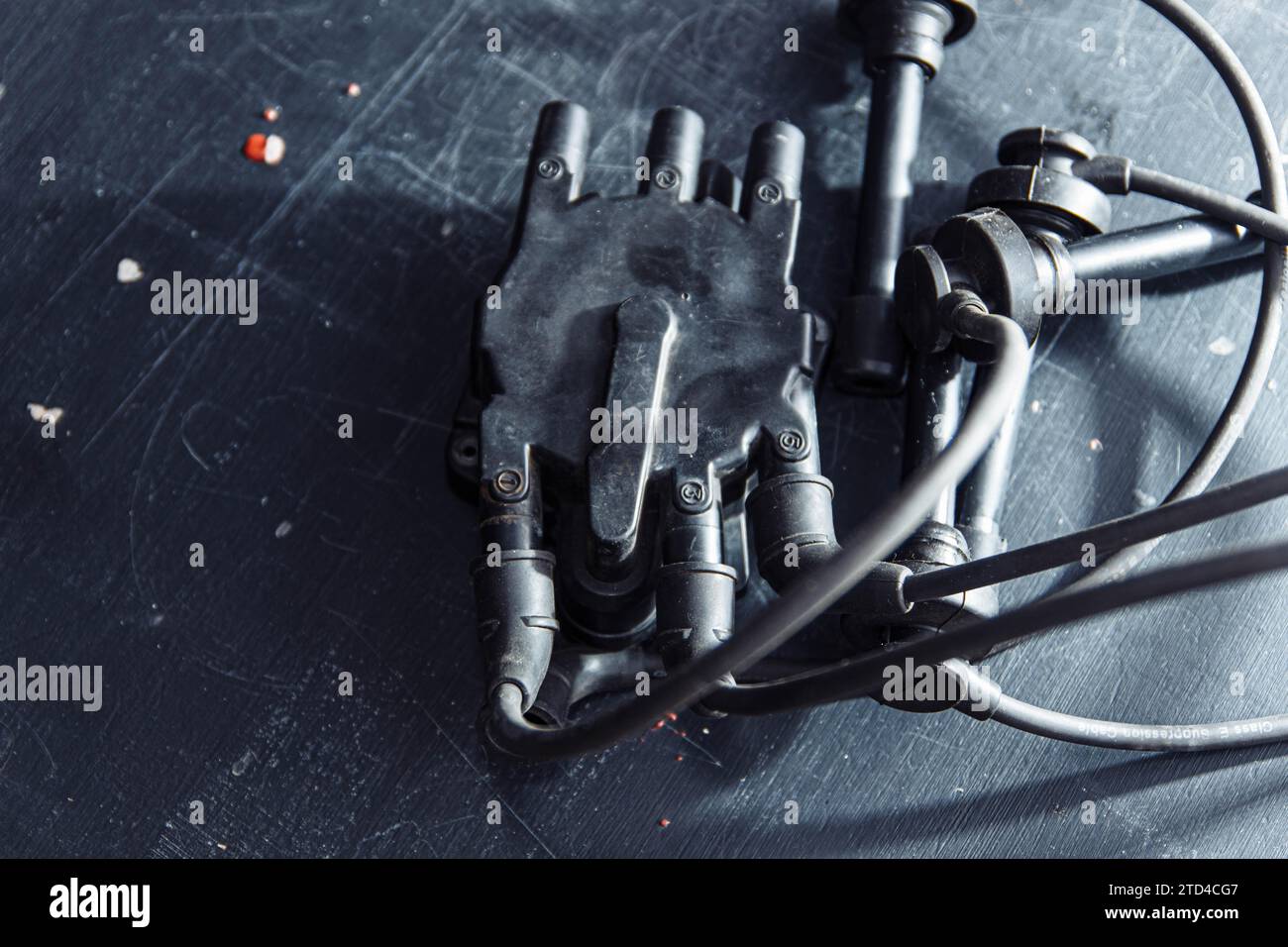 Engine ignition system distributor and high-voltage ignition cable ...