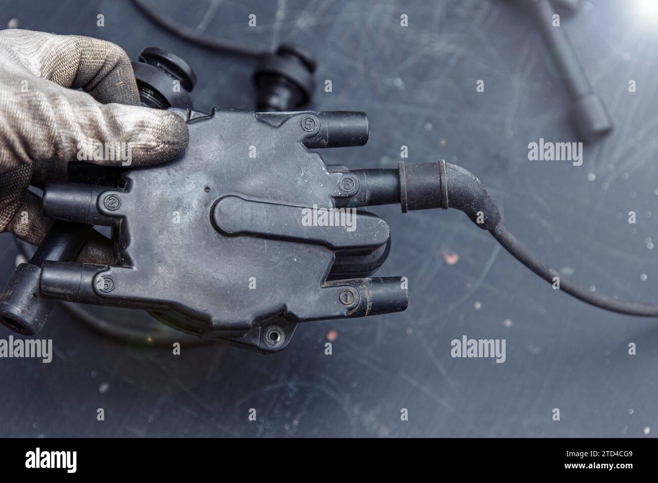 Engine ignition system distributor and high-voltage ignition cable ...