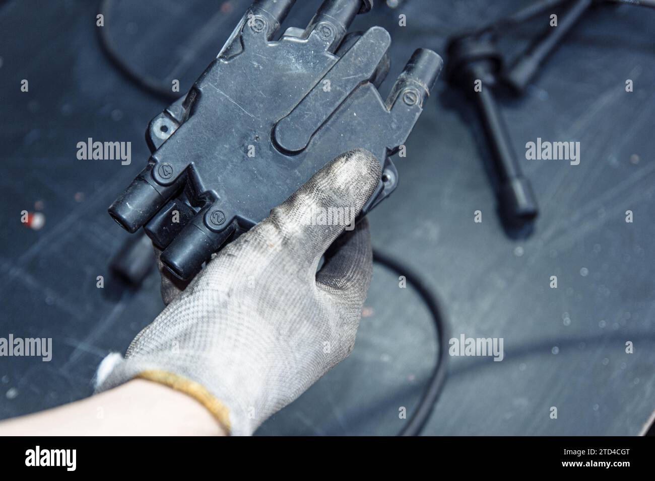 Engine ignition system distributor and high-voltage ignition cable ...