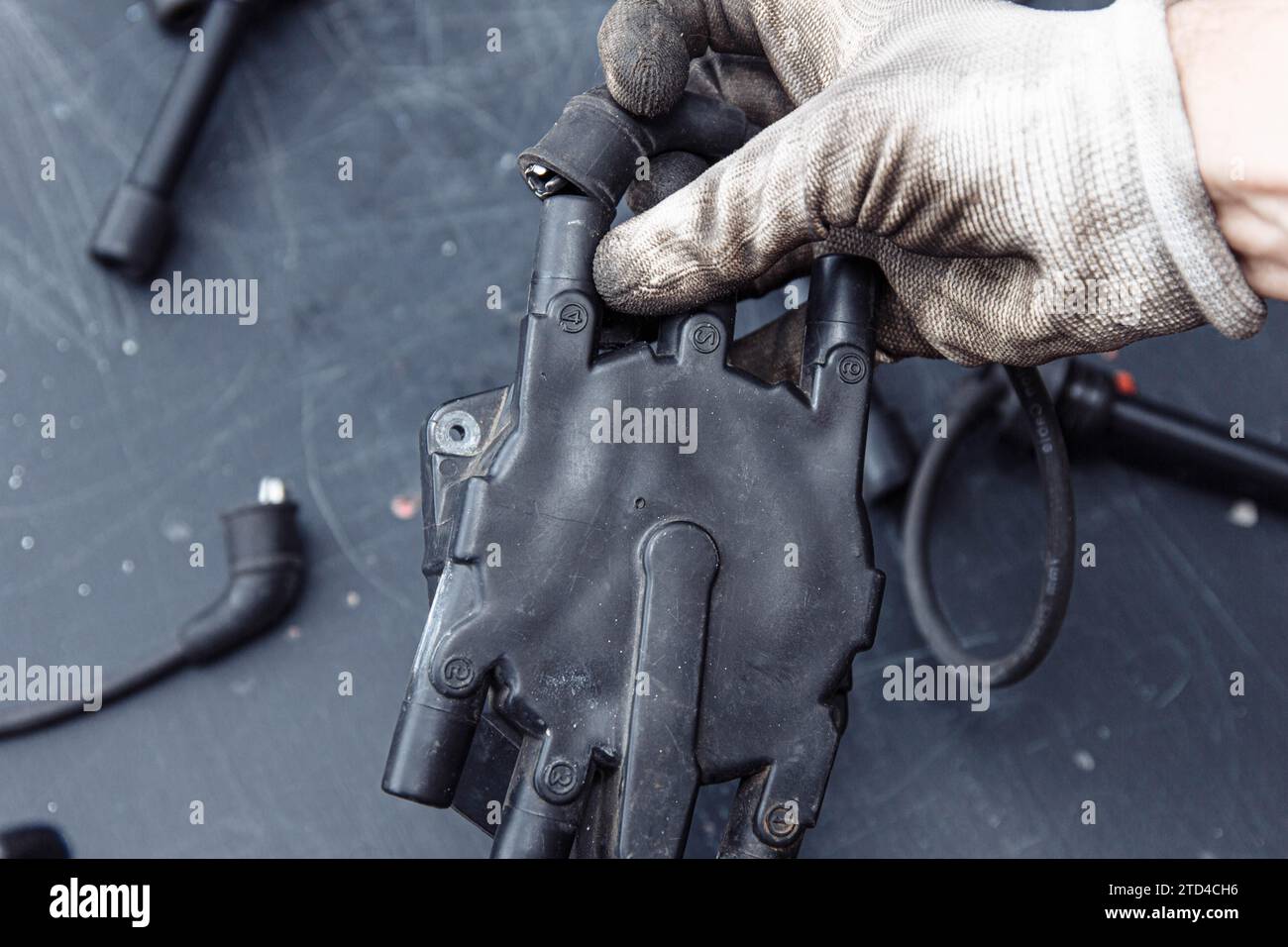 Engine ignition system distributor and high-voltage ignition cable ...