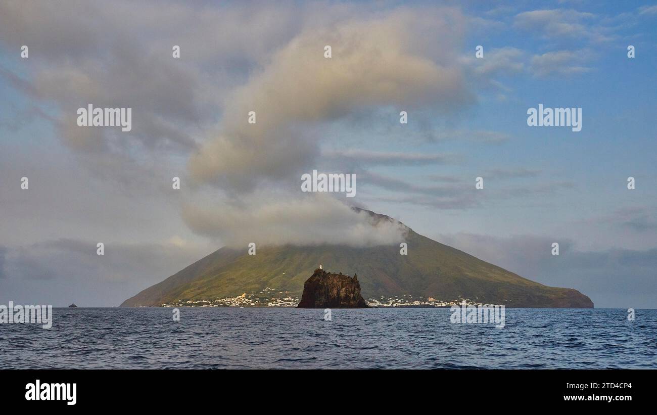 Stromboli summit hi-res stock photography and images - Alamy
