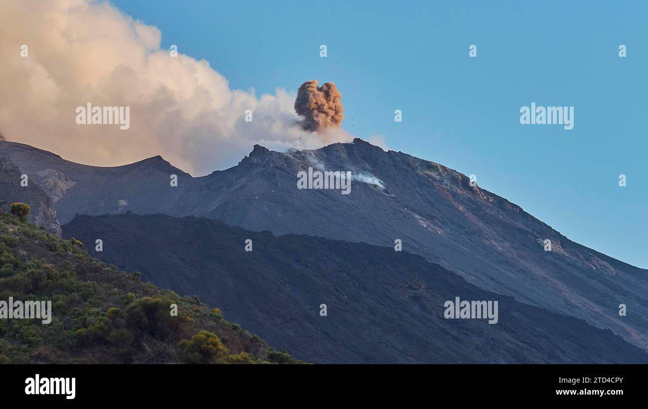 Volcanic eruption, ash cloud, Stromboli, Black Mountain, volcano ...
