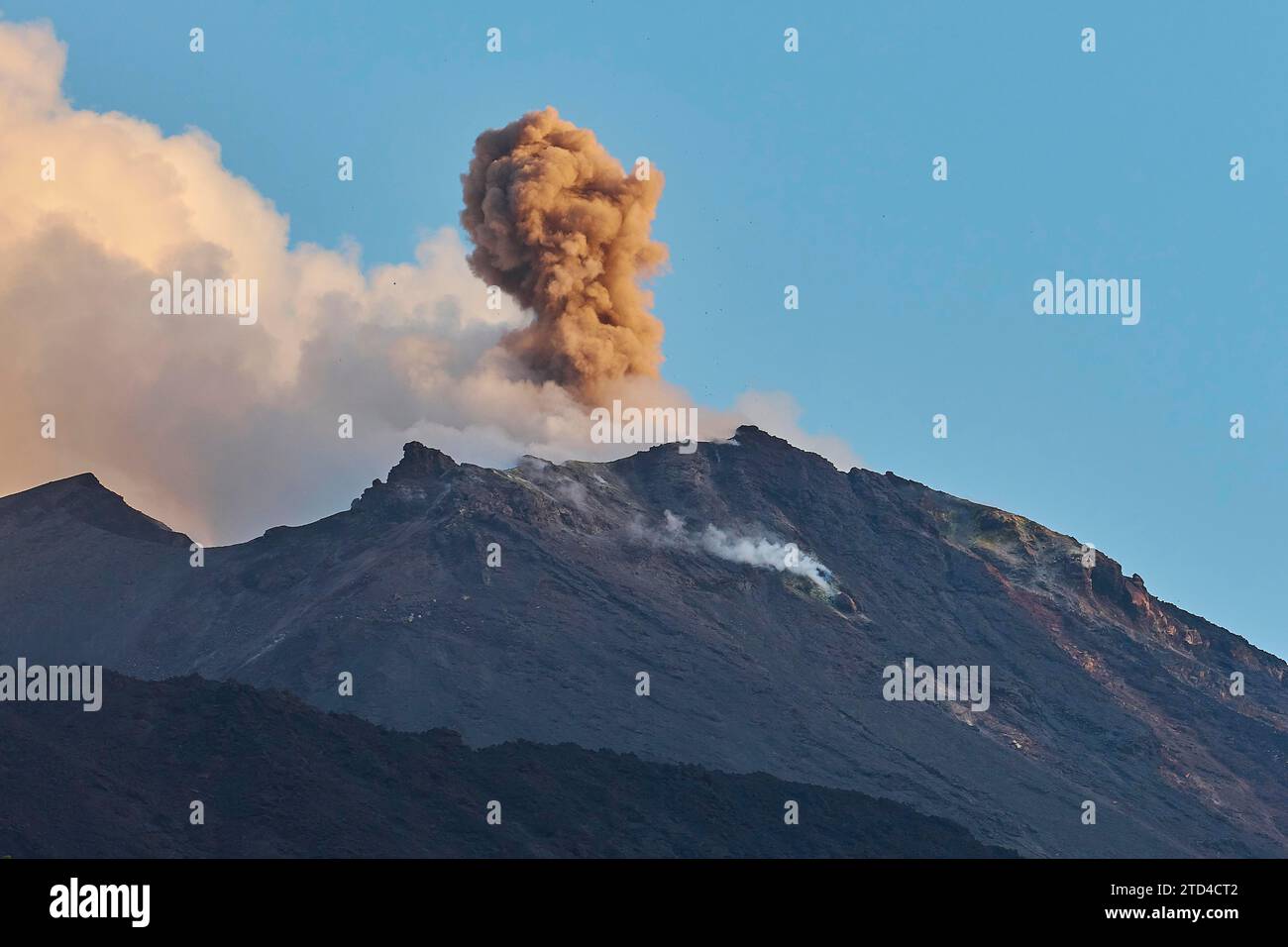 Volcanic eruption, ash cloud, Stromboli, Black Mountain, volcano ...