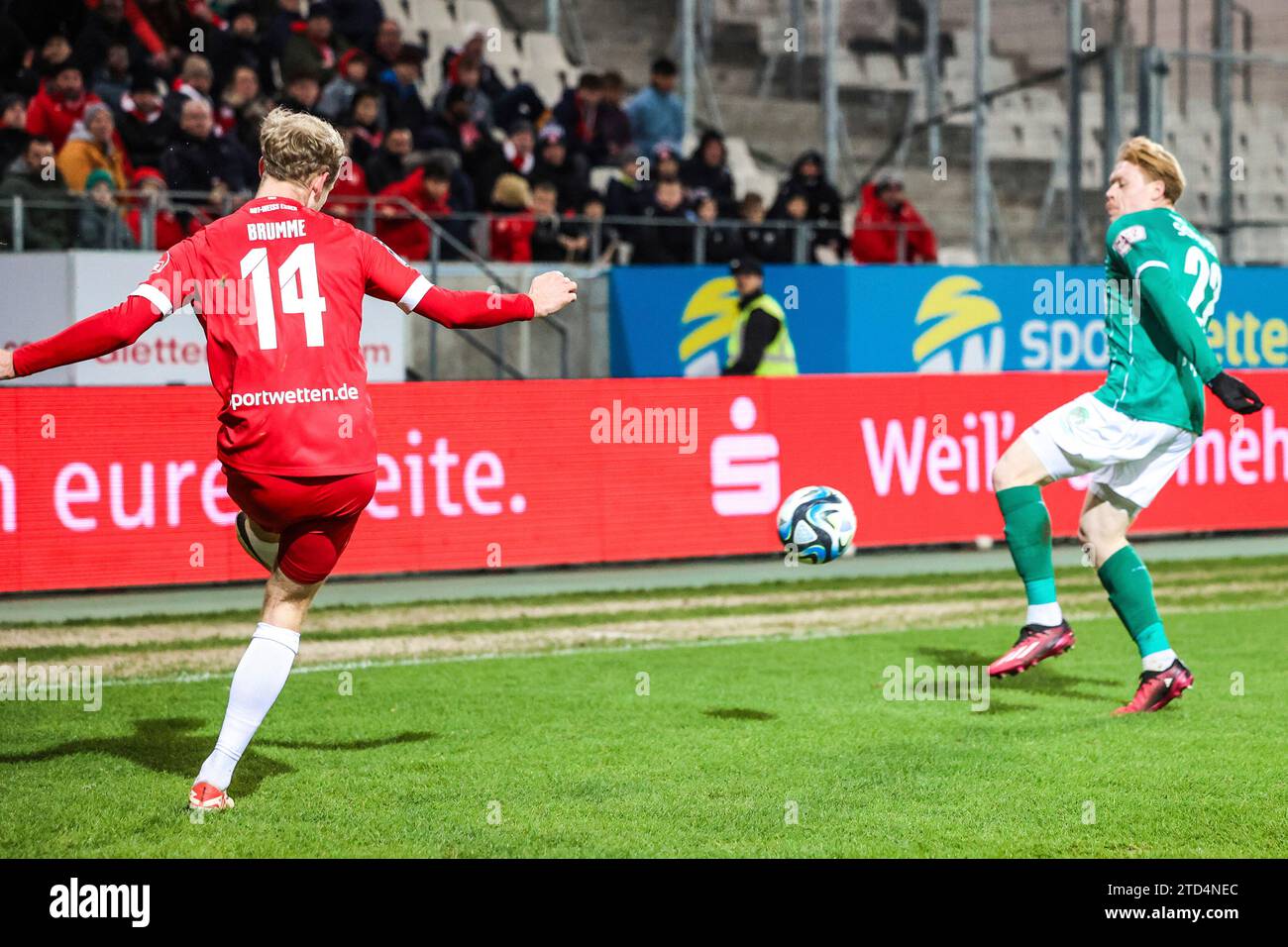 Lucas Brumme (RWE) am Ball vor Leon Sommer (Lübeck). Fußball, 19 ...