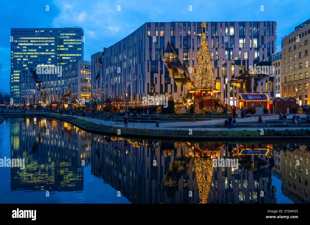 Blaue eisbahn hi-res stock photography and images - Alamy