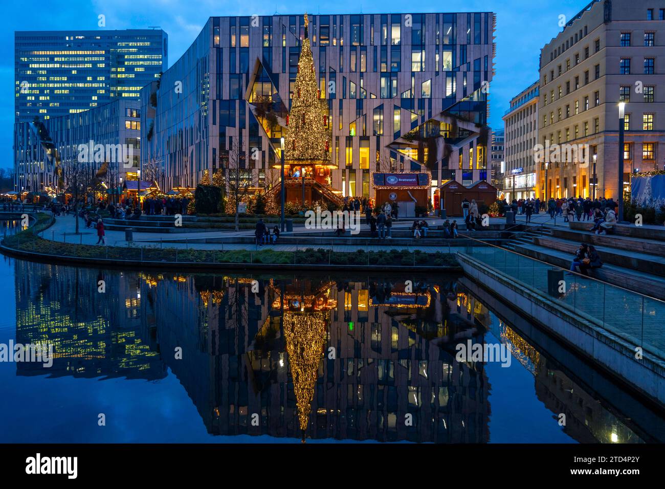 Weihnachtsmarkt, am Kö-Bogen Einkaufszentrum, in der Innenstadt von ...