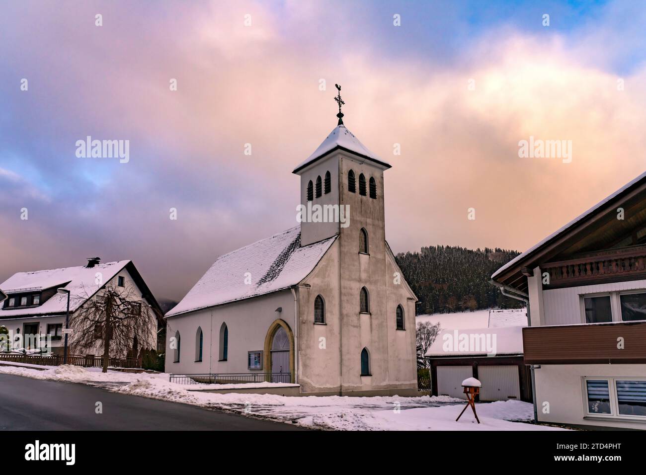 Die Katholische Kirche St. Maria Magdalena im Stadtteil Elkeringhausen, Winterberg, Sauerland ...