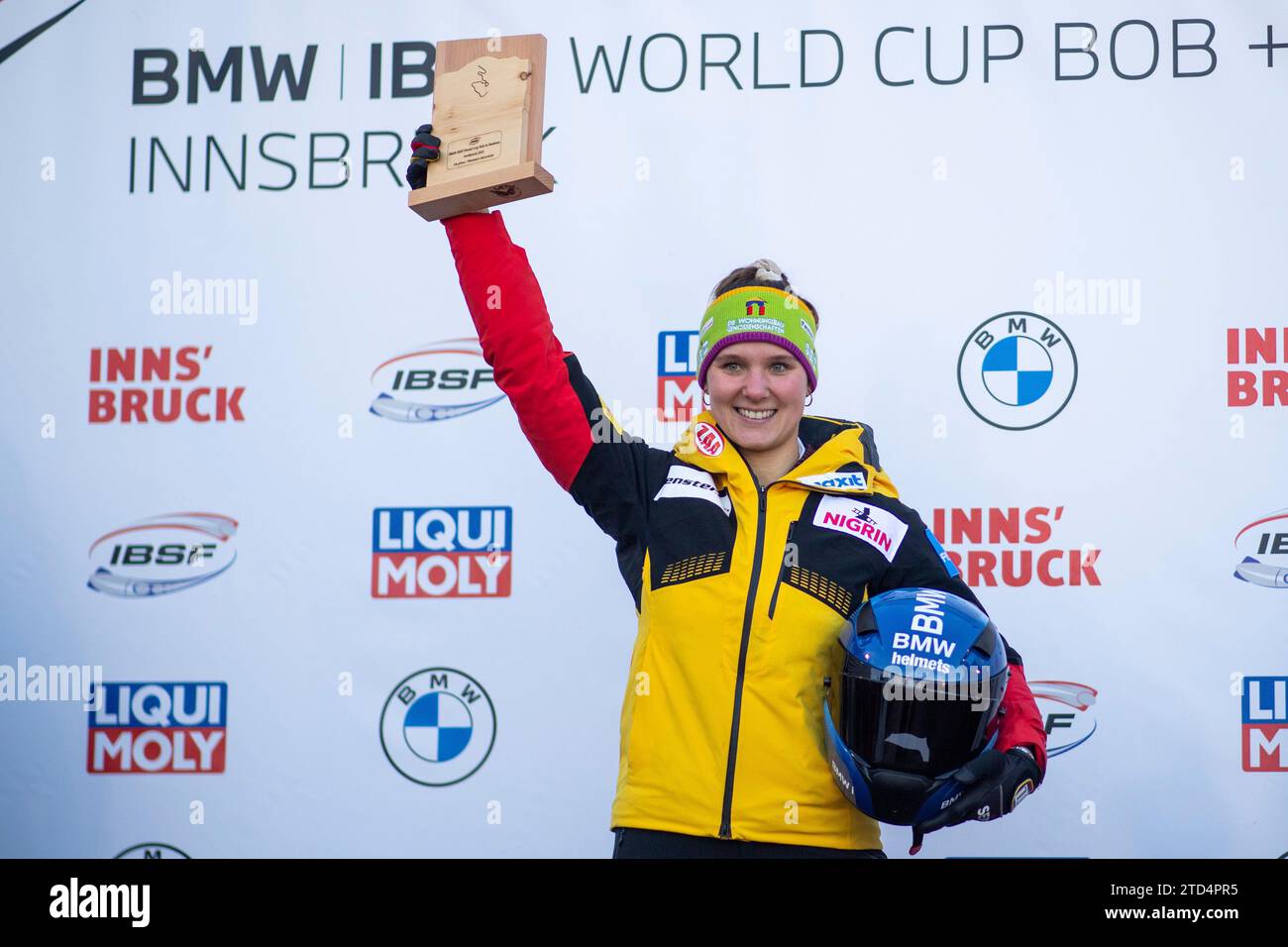 Lisa Buckwitz (Deutschland) jubelt auf dem Podium bei der Siegerehrung ...