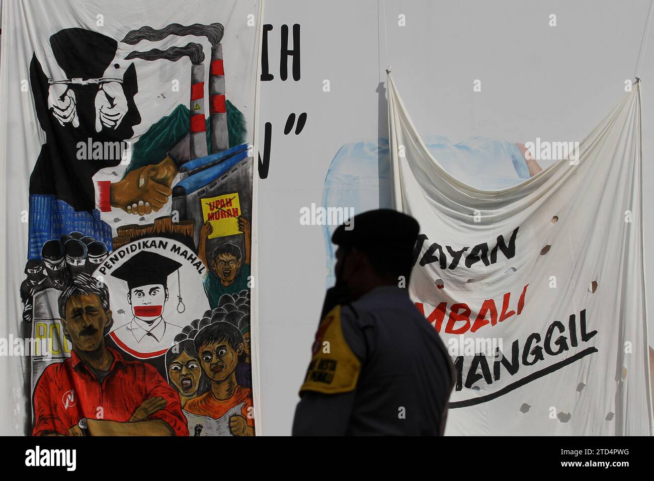 Yogyakarta, Indonesia. 16th Dec 2023. A policeman stands in front of ...