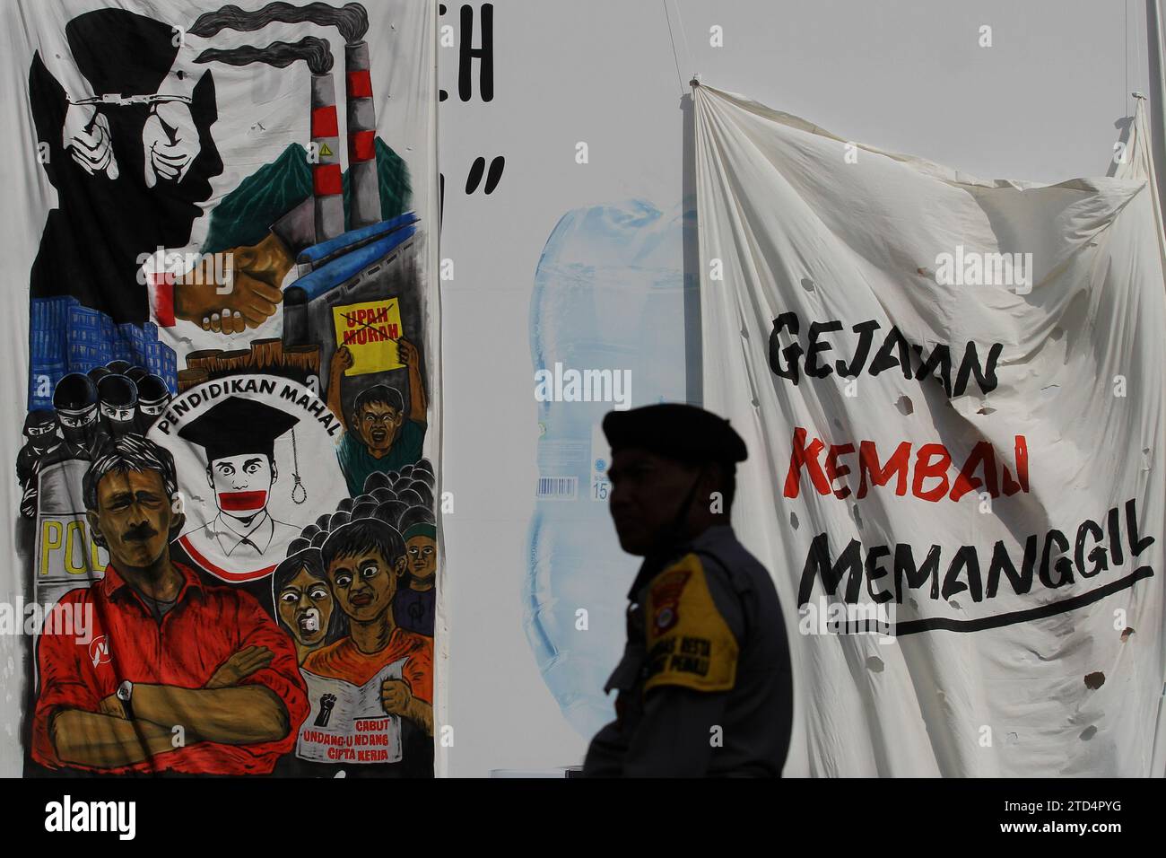 Yogyakarta, Indonesia. 16th Dec 2023. A policeman stands in front of ...