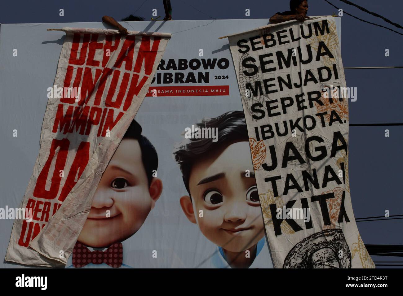 Yogyakarta, Indonesia. 16th Dec 2023. Demonstrators put up giant ...