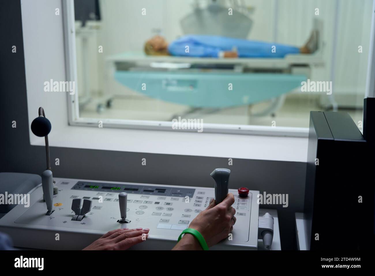 Radiologic technologist performing diagnostic radiography on adult woman Stock Photo - Alamy