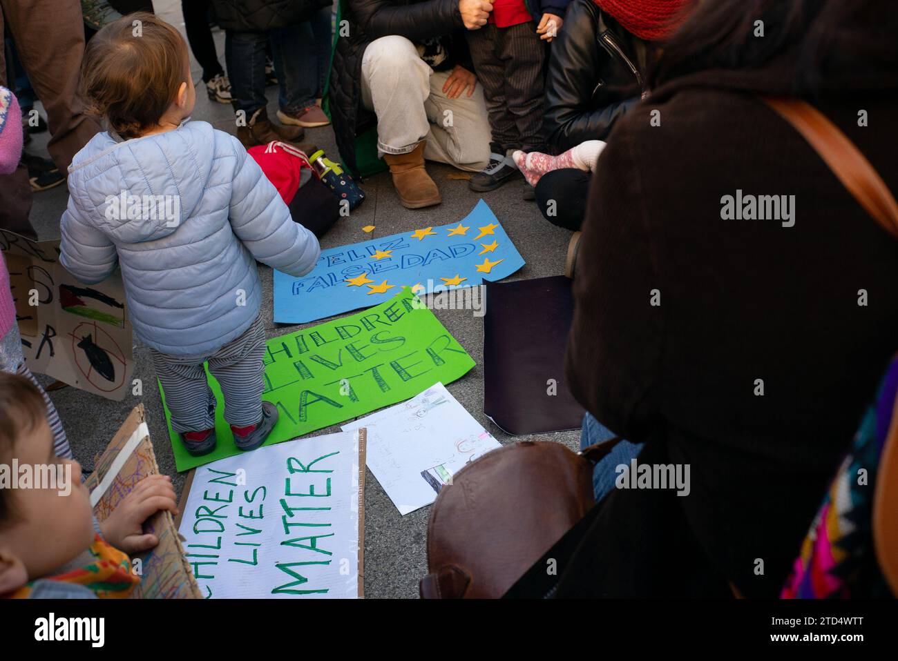 People gather to stage demonstration to show support for Palestinians ...