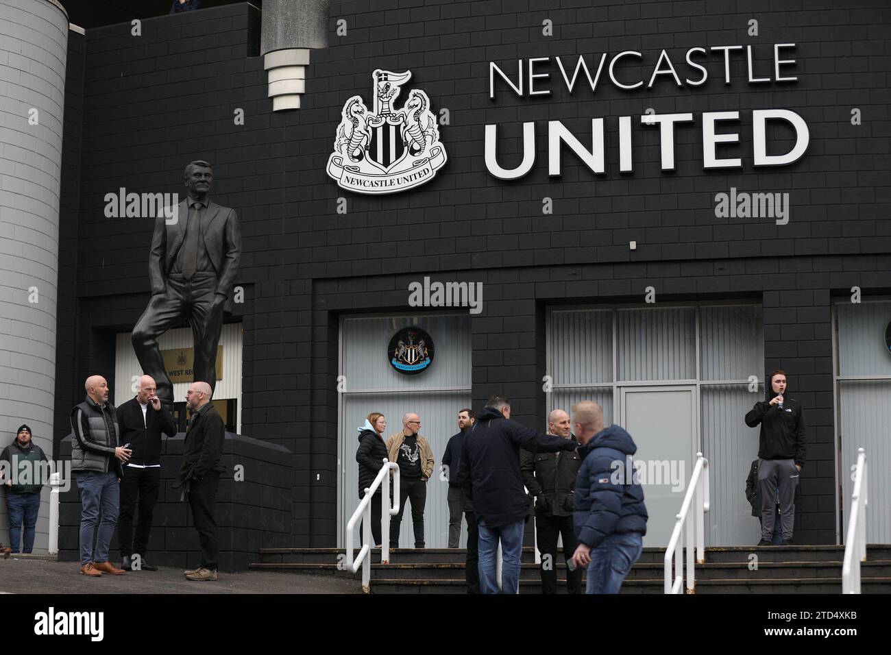 Newcastle, UK. 16th December 2023. A statue of Sir Bobby Robson outside ...