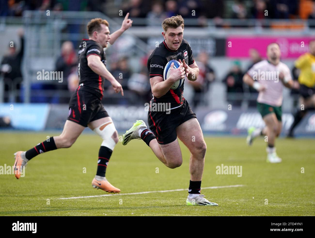 Saracens' Olly Hartley races through to score their fourth try during ...