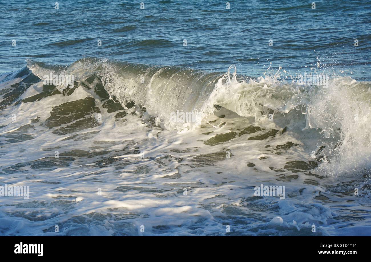 Breaking waves sea hi-res stock photography and images - Alamy