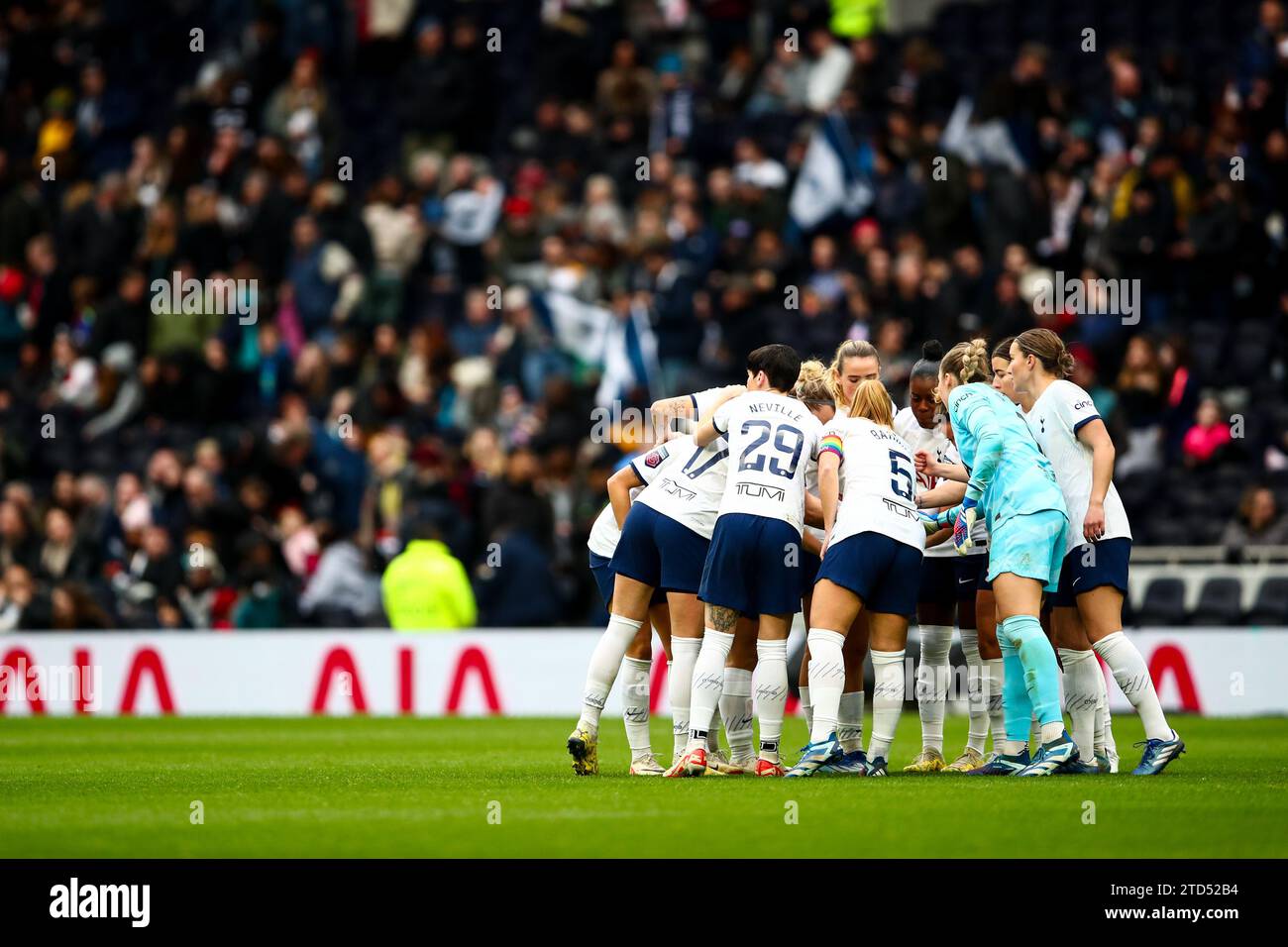 Tottenham hotspur players huddle hi-res stock photography and images ...