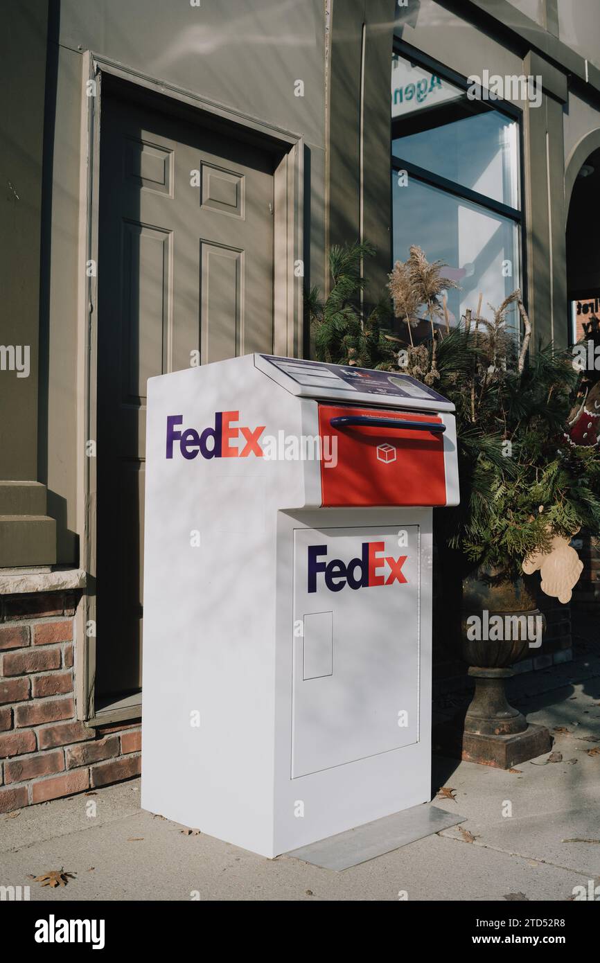 Fedex box hi-res stock photography and images - Alamy