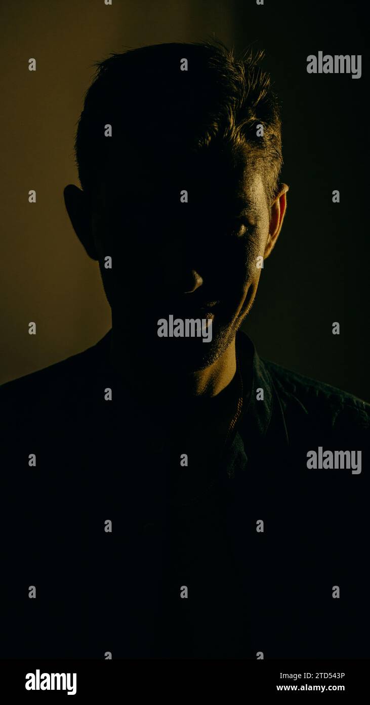 yellow light portrait silhouette of a guy in the dark Stock Photo - Alamy