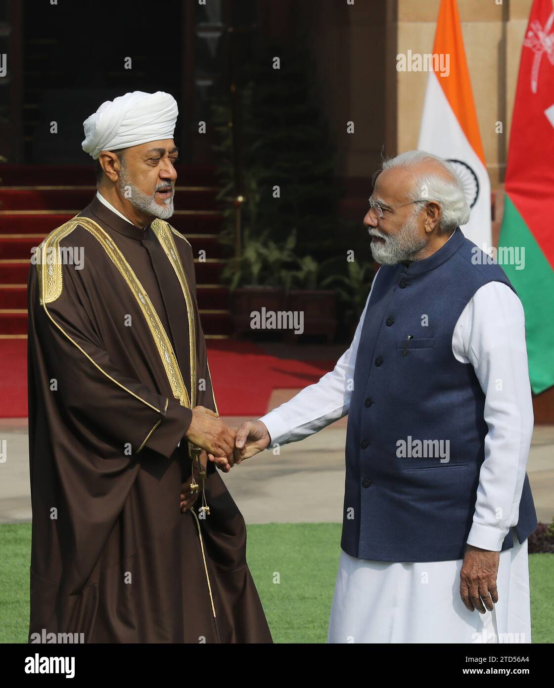 Indian Prime Minister Narendra Modi (R) shakes hand with the Oman’s ...
