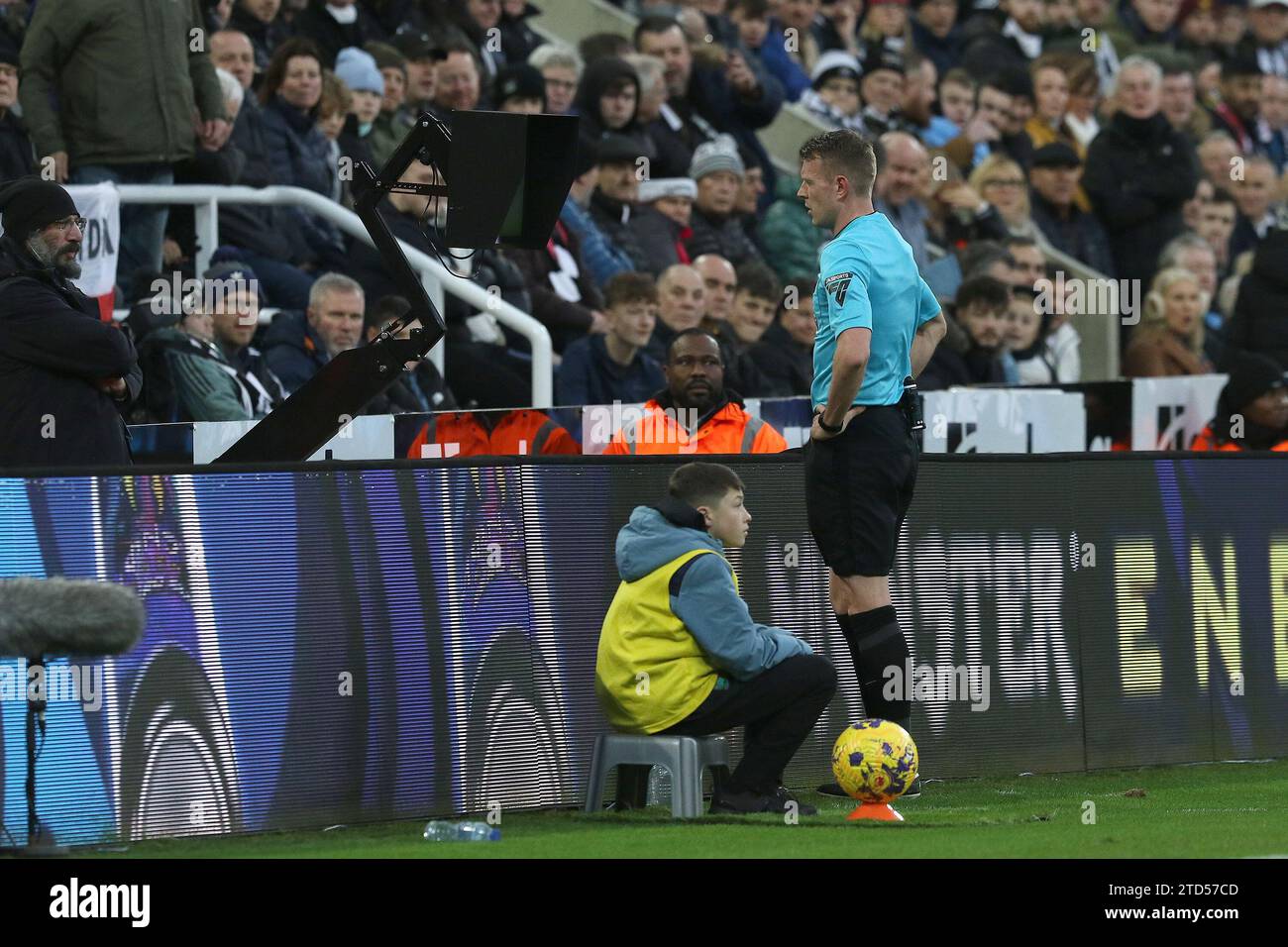 Newcastle, UK. 16th December 2023. Referee Sam Barrott checks the VAR ...
