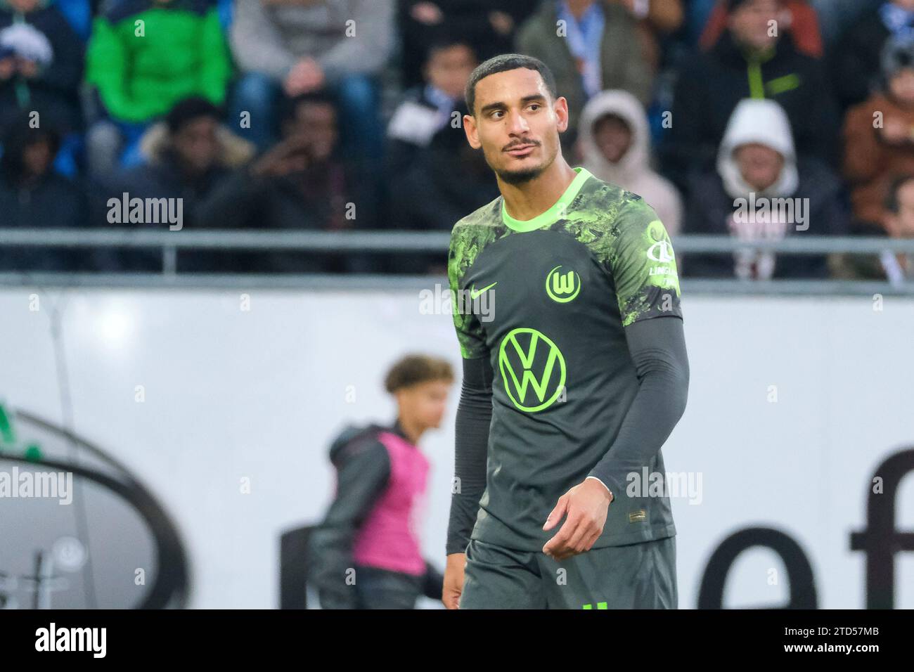Maxence Lacroix (VfL Wolfsburg, #04) geht vom Feld nach seiner Rote ...