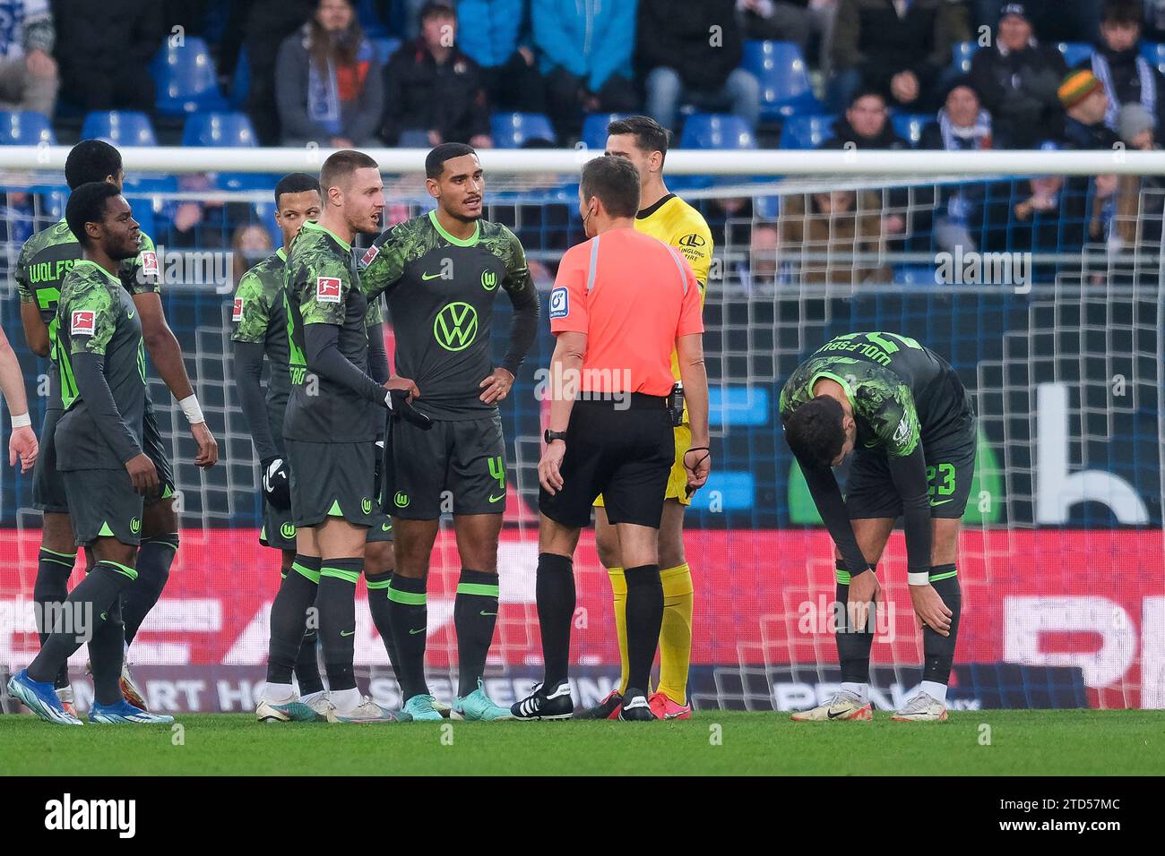 Maxence Lacroix (VfL Wolfsburg, #04) bekommt von Schiedrichter Robert ...