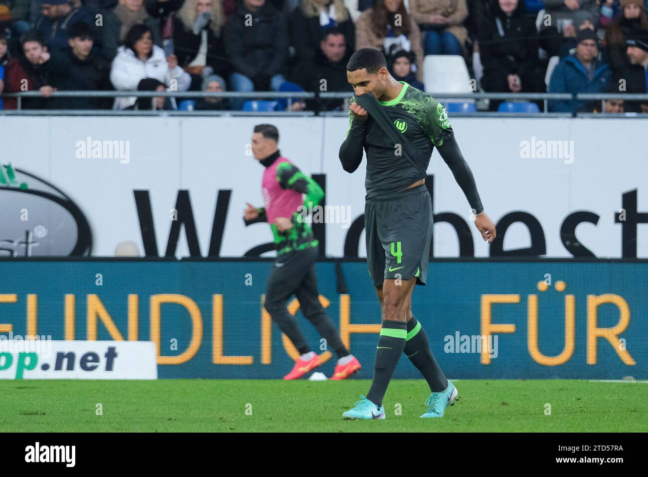Maxence Lacroix (VfL Wolfsburg, #04) geht vom Feld nach seiner Rote ...