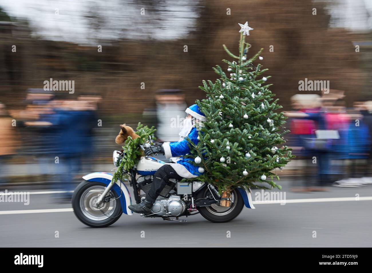 dpatop - 16 December 2023, Berlin: Bikers dressed as Santas set off ...