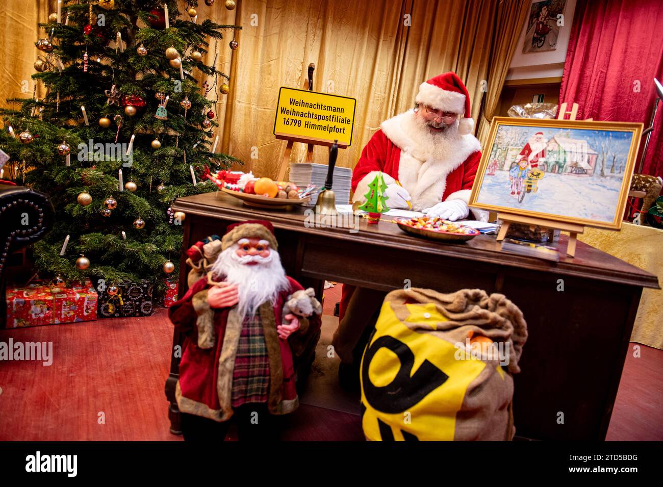 16 December 2023, Brandenburg, Fürstenberg/Havel/Ot Himmelpfor: Santa ...
