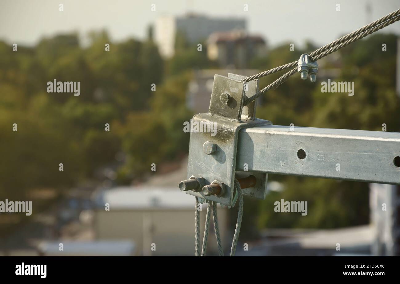 Rope lockers in ending of front beam of suspended wire rope platform ...
