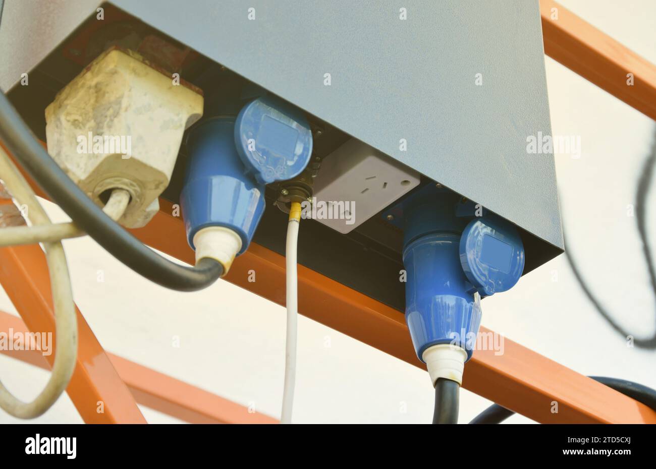 Electrical control system of suspended wire rope platform for facade ...