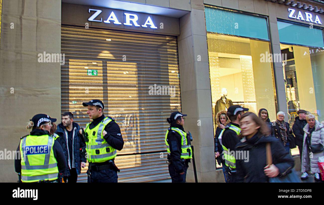 Glasgow, Scotland, UK.16th December, 2023. Zara customers locked in as ...