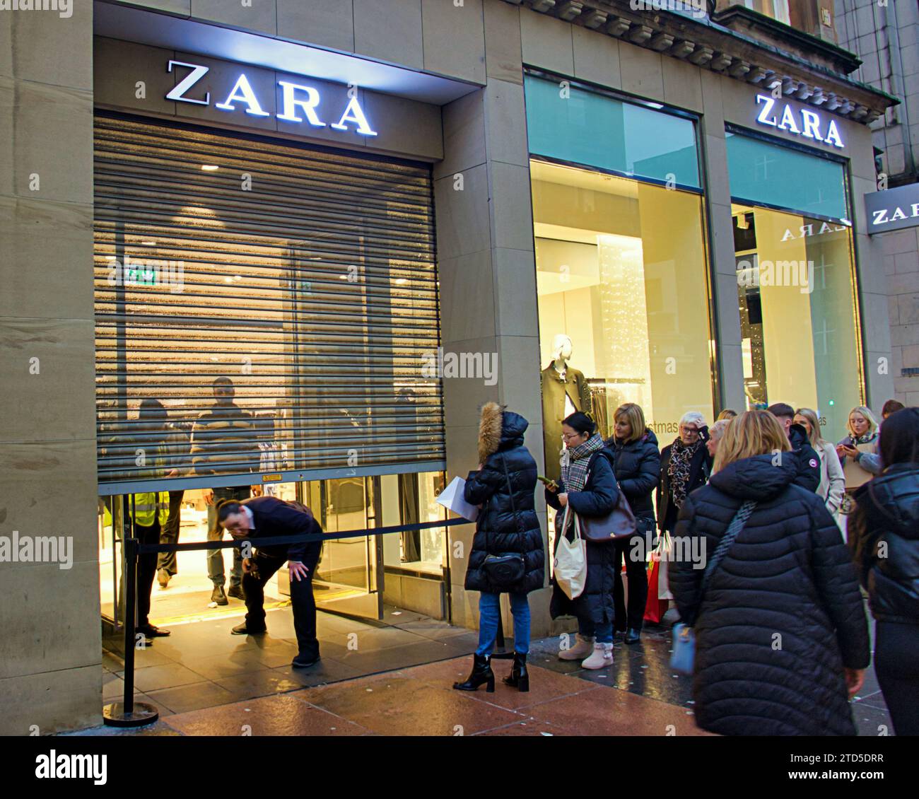 Glasgow, Scotland, UK.16th December, 2023. Zara customers locked in as ...