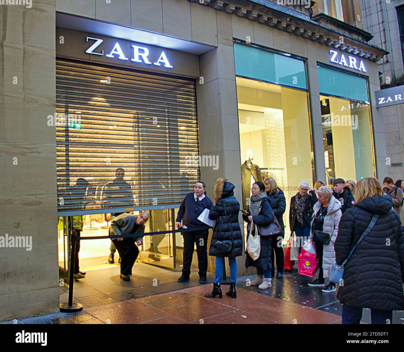 Glasgow, Scotland, UK.16th December, 2023. Zara customers locked in as ...