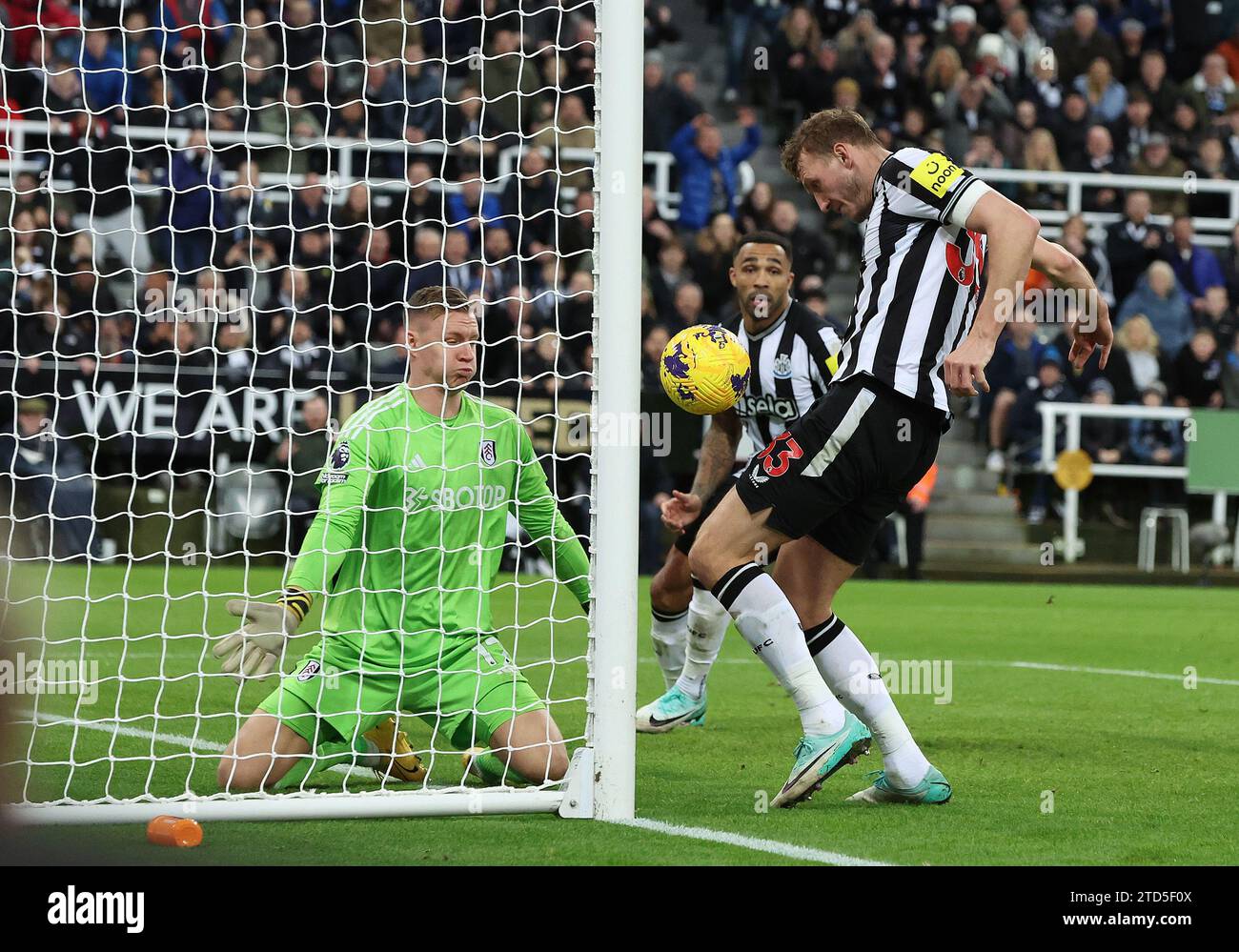 Newcastle Upon Tyne, UK. 16th Dec, 2023. Dan Burn of Newcastle United ...