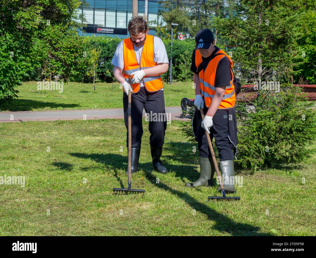 Kids cleaning park hi-res stock photography and images - Alamy