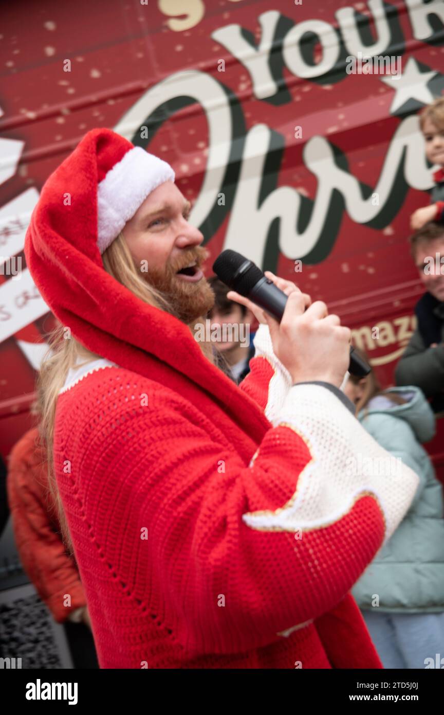 London, United Kingdom. 16th December 2023. Sam Ryder doing a pop up ...