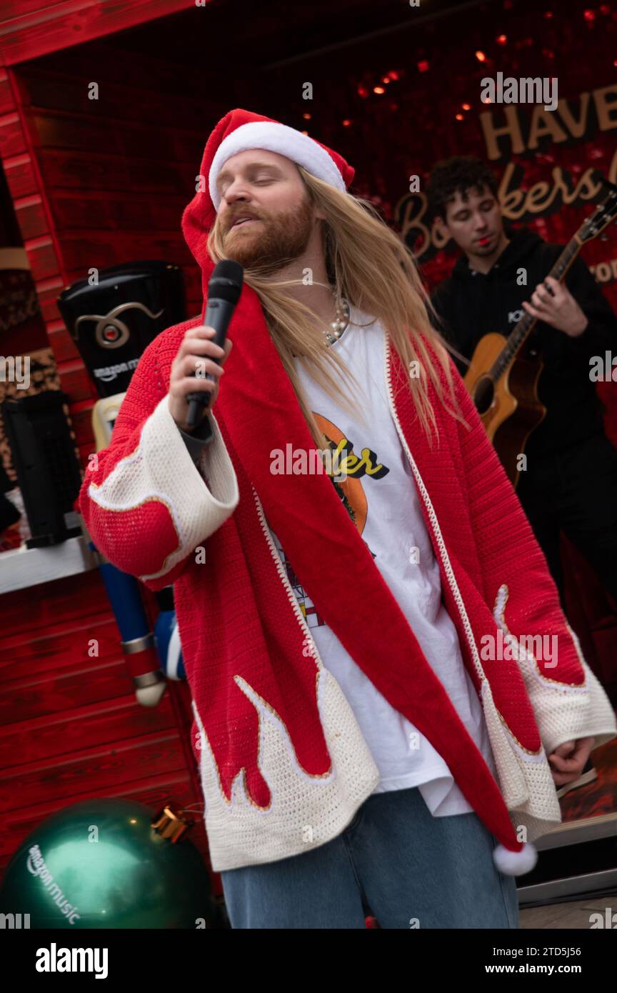 London, United Kingdom. 16th December 2023. Sam Ryder doing a pop up ...