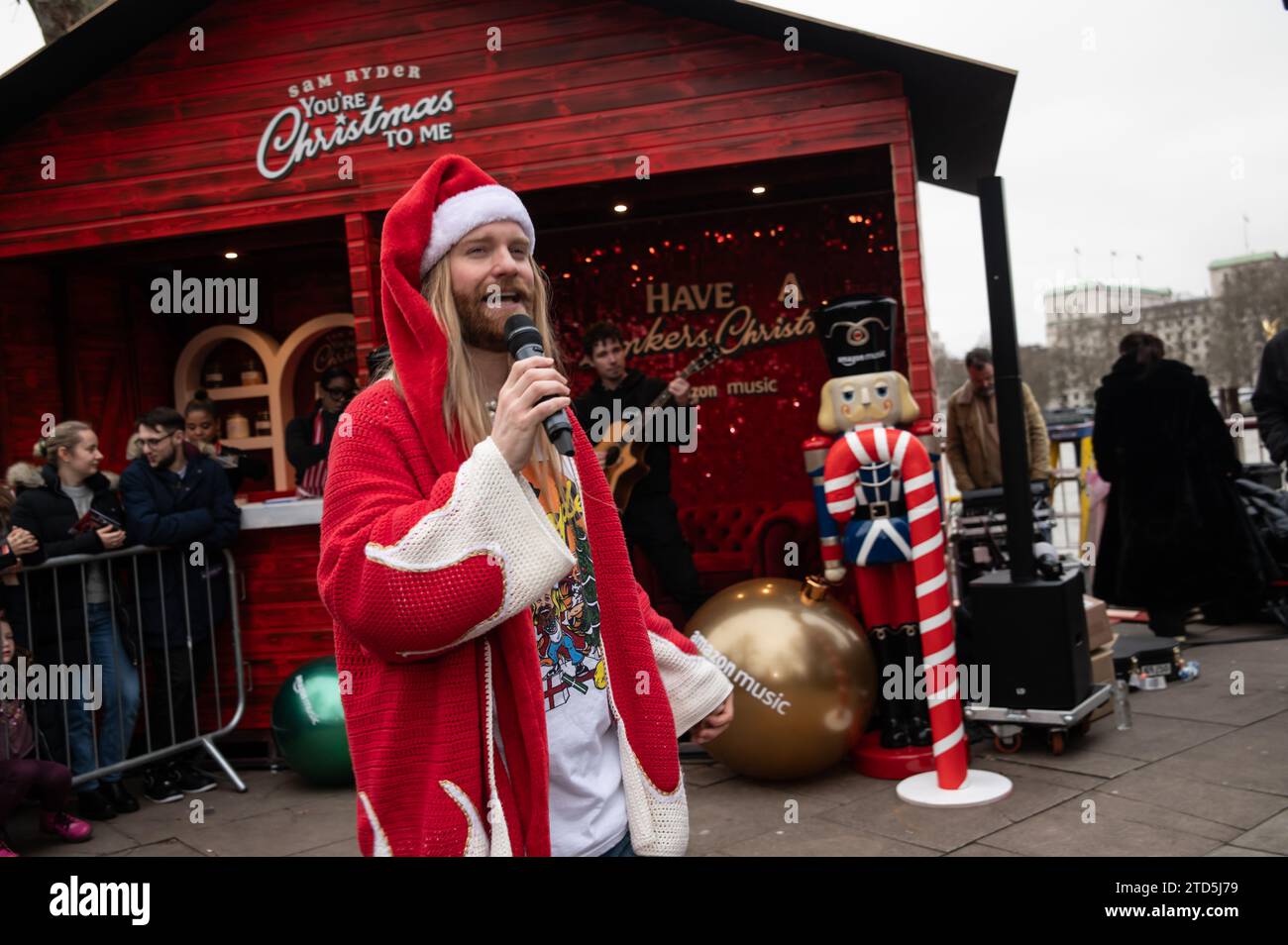 London, United Kingdom. 16th December 2023. Sam Ryder doing a pop up ...
